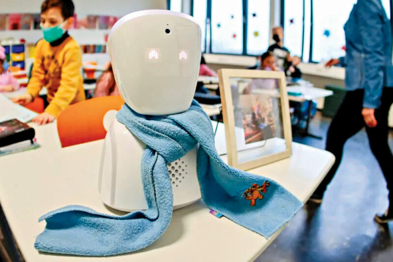 Robot Goes to School - RobinAge