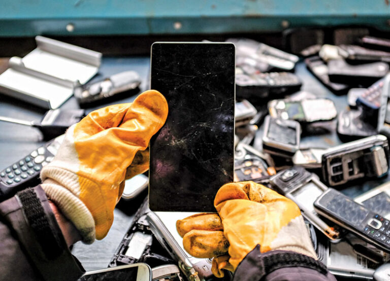 Apple Uses Recycled Material - RobinAge