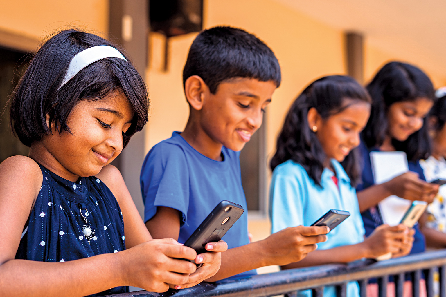 Impact of Social Media on Communication and Relations - RobinAge