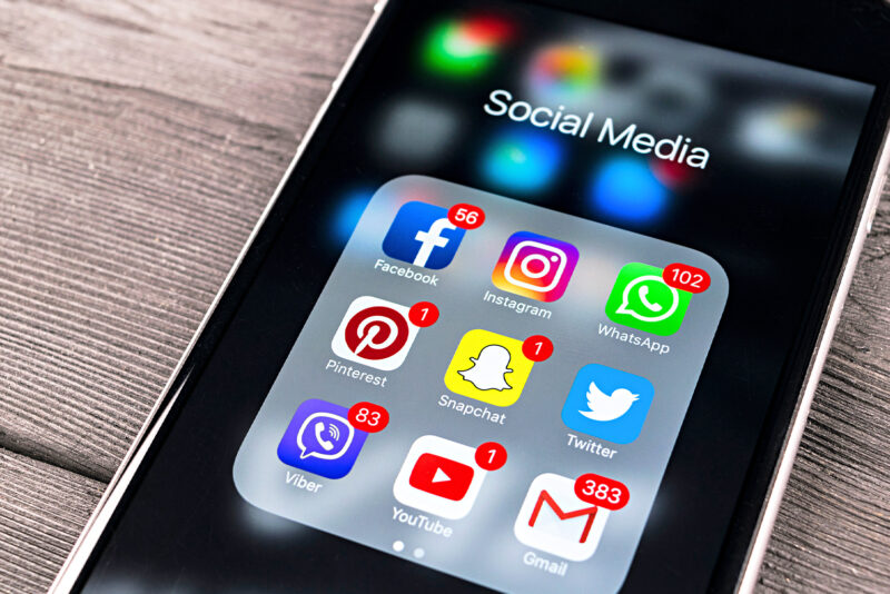 Impact of Social Media on Communication and Relations - RobinAge